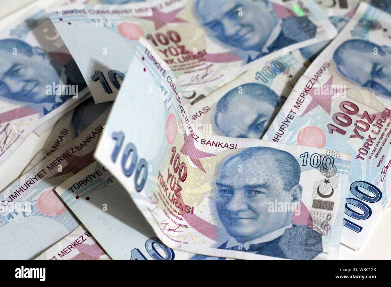 Turkish Lira banknots. 100 TL and 200 TL Stock Photo - Alamy