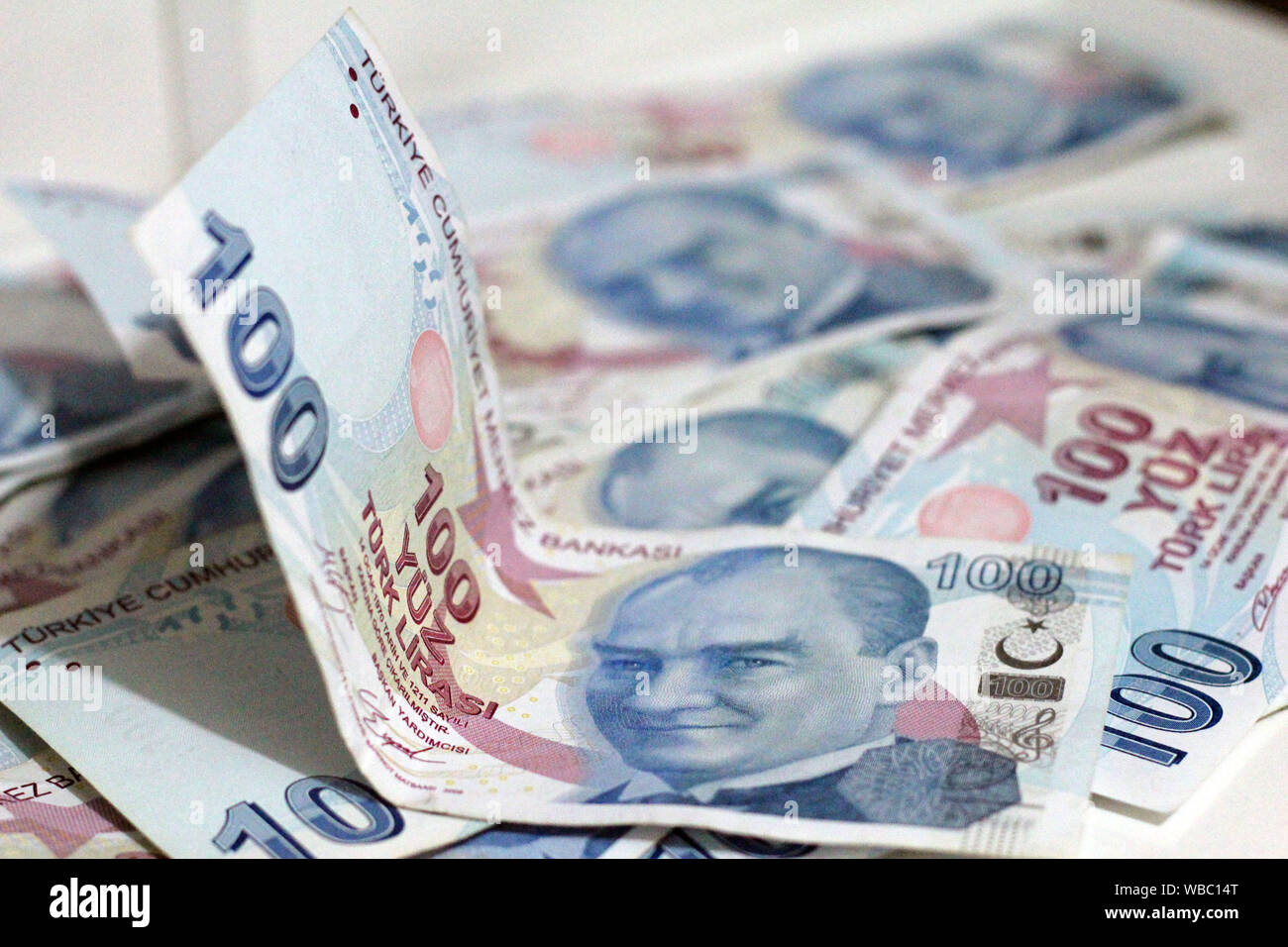 Turkish Lira banknots. 100 TL and 200 TL Stock Photo - Alamy