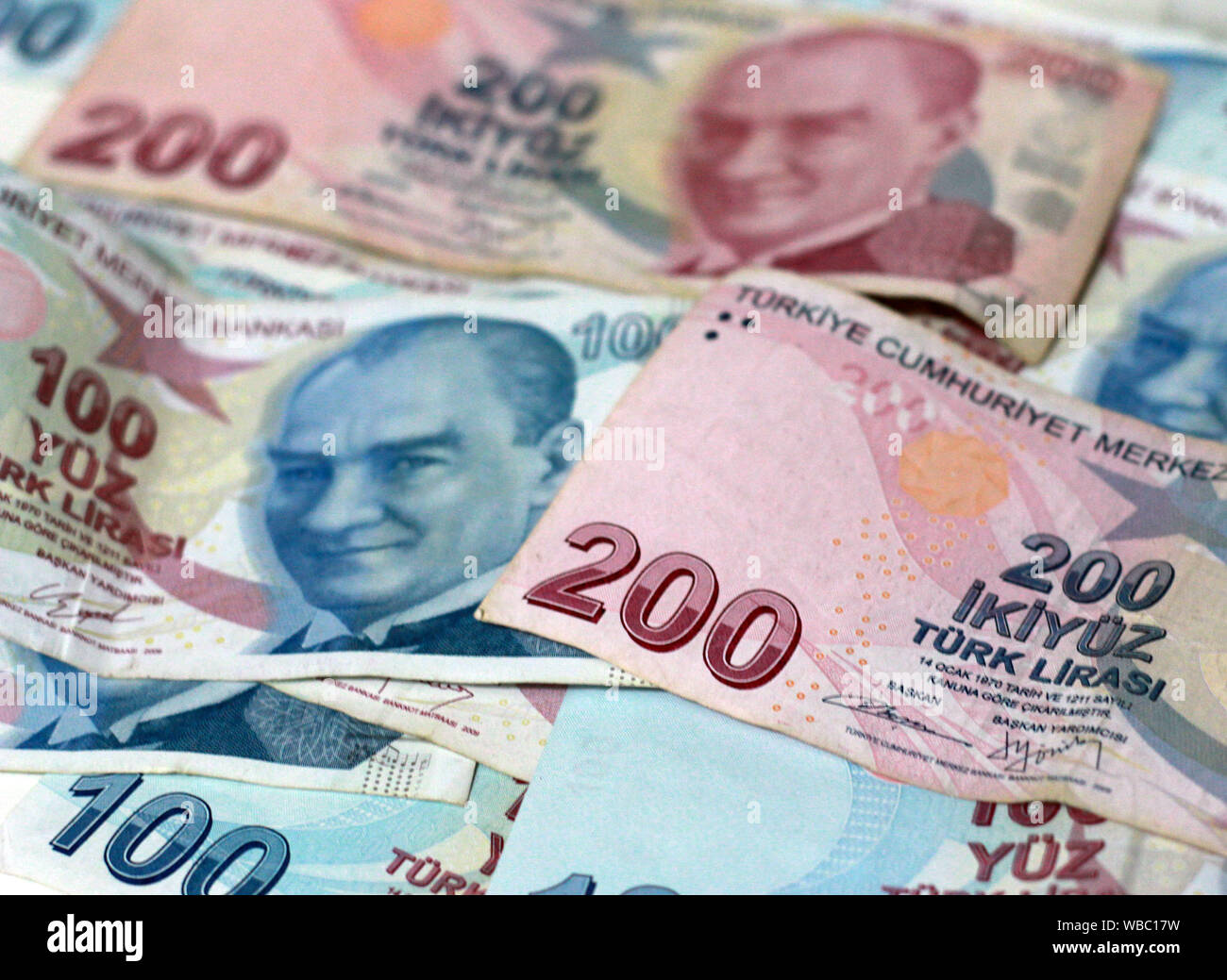Turkish Lira banknots. 100 TL and 200 TL Stock Photo - Alamy