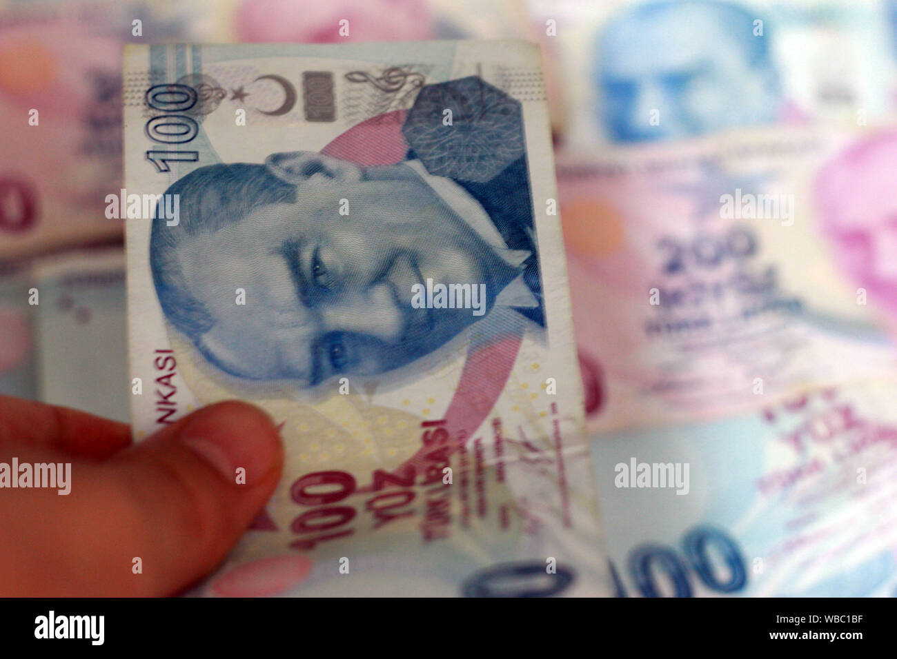 Turkish Lira banknots. 100 TL and 200 TL Stock Photo - Alamy