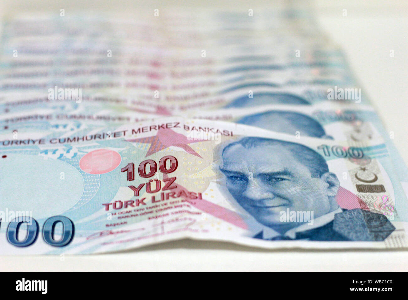 Turkish Lira banknots. 100 TL and 200 TL Stock Photo - Alamy