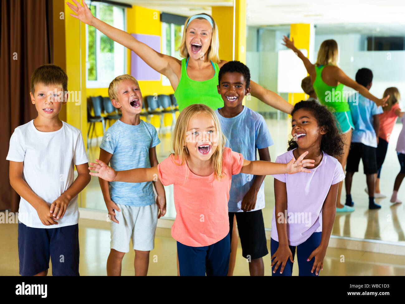 Group children poses together hi-res stock photography and images - Alamy