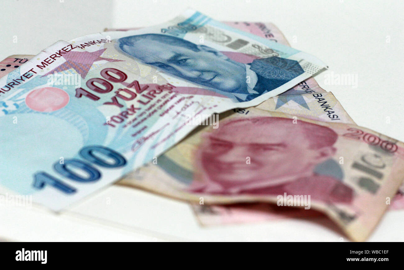Turkish Lira banknots. 100 TL and 200 TL Stock Photo - Alamy