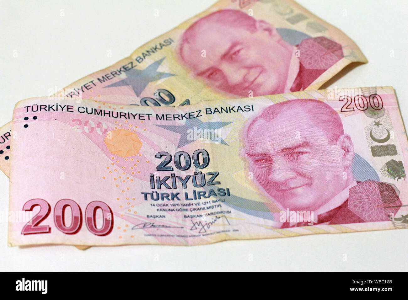 Turkish Lira banknots. 100 TL and 200 TL Stock Photo - Alamy