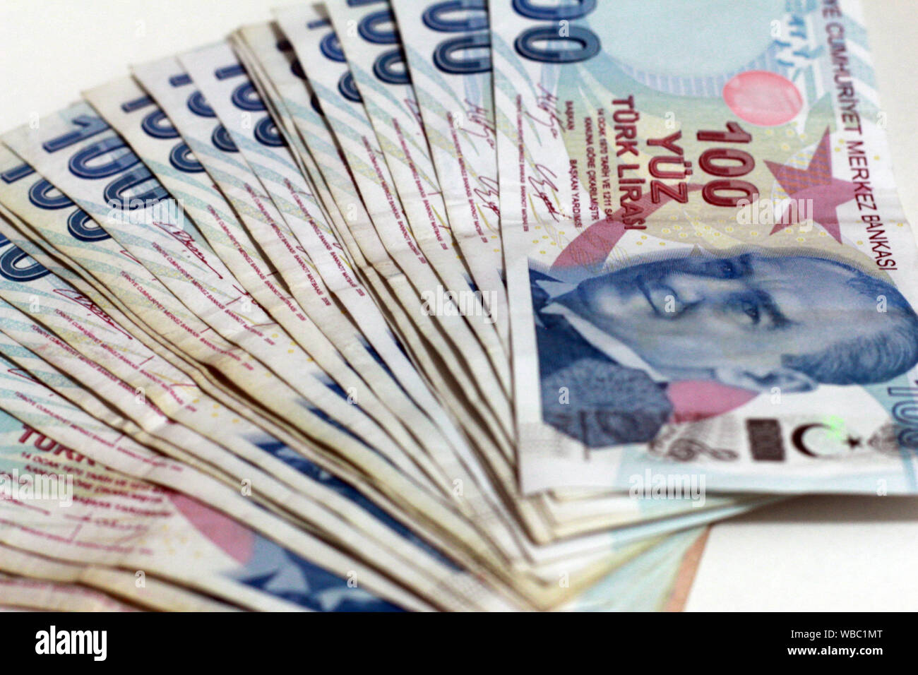 Turkish Lira banknots. 100 TL and 200 TL Stock Photo - Alamy
