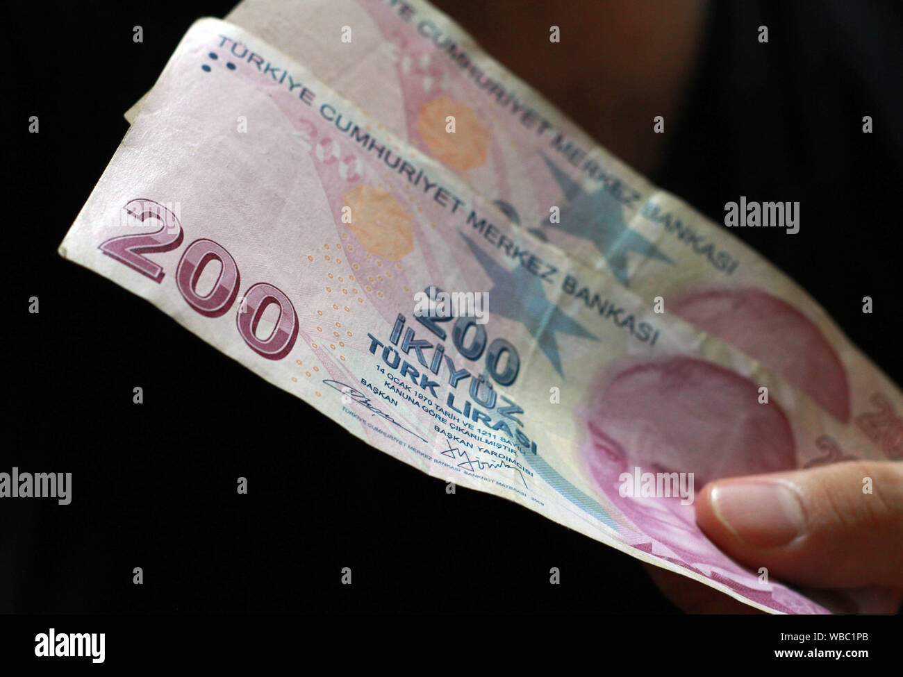Turkish Lira banknots. 100 TL and 200 TL Stock Photo - Alamy