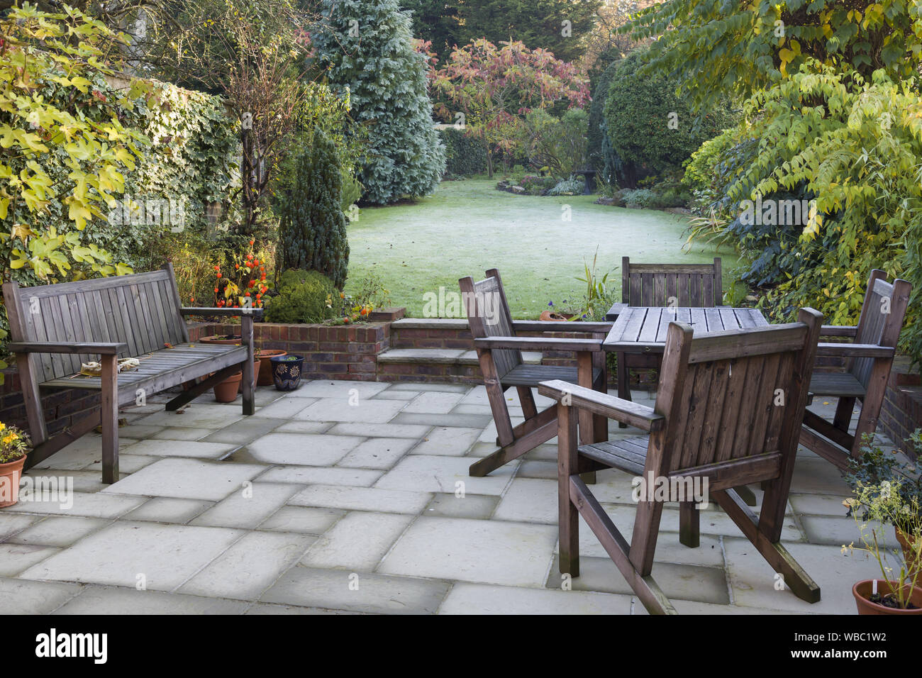 Suburban garden uk hi-res stock photography and images - Alamy