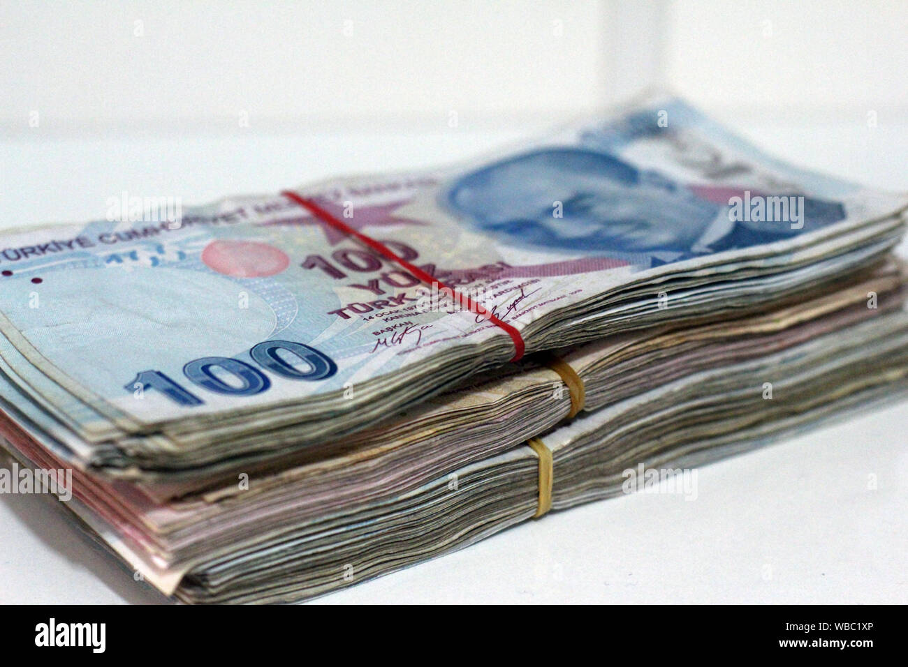 Turkish Lira banknots. 100 TL and 200 TL Stock Photo - Alamy