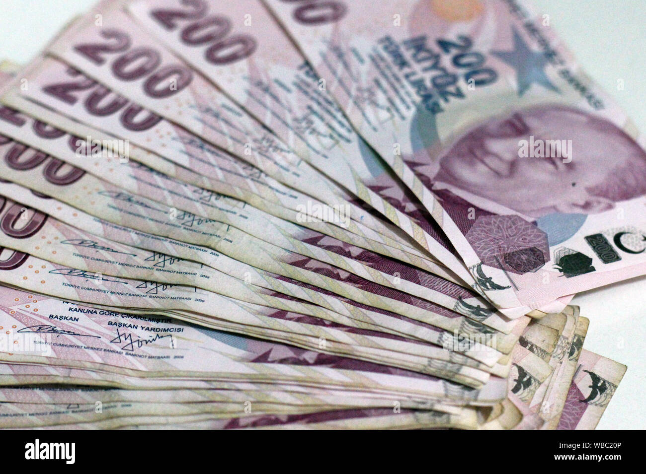 Turkish Lira banknots. 100 TL and 200 TL Stock Photo - Alamy