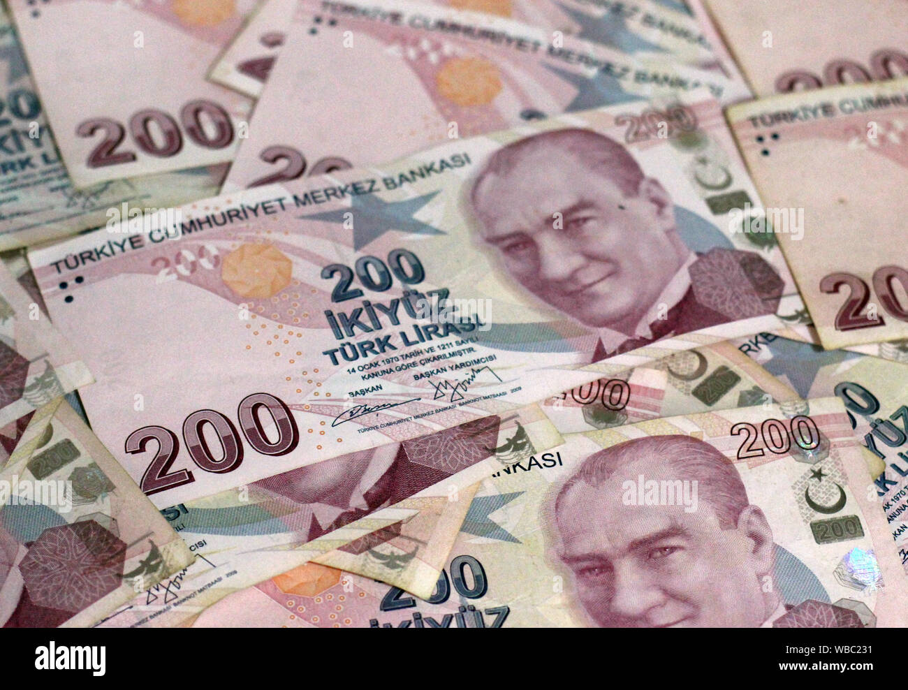 Turkish Lira banknots. 100 TL and 200 TL Stock Photo - Alamy