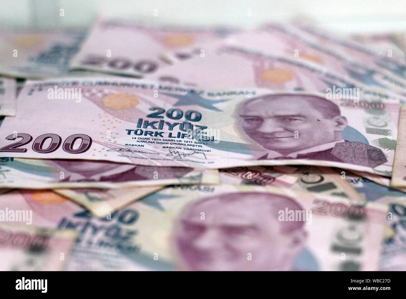 Turkish Lira banknots. 100 TL and 200 TL Stock Photo - Alamy