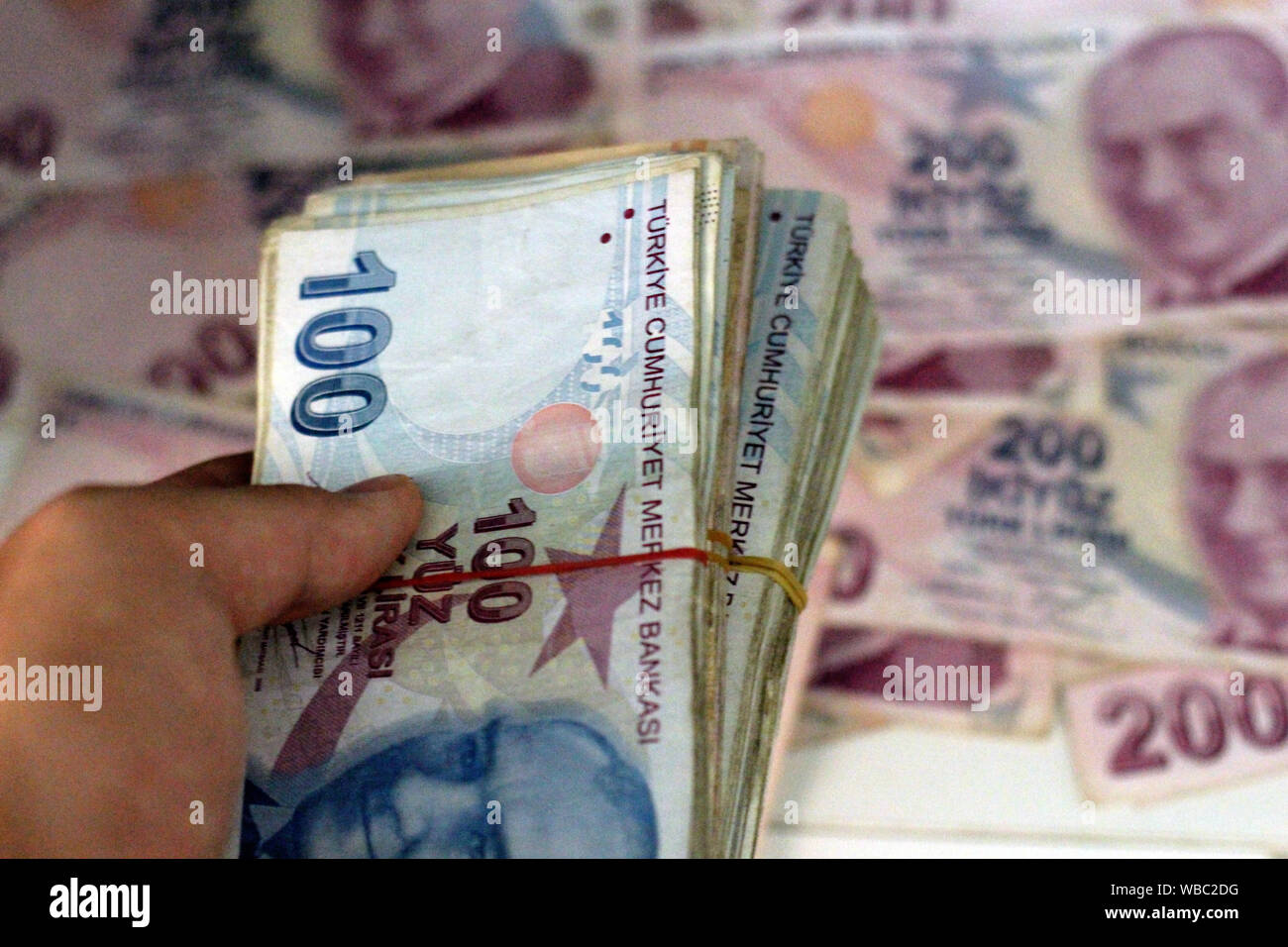 Turkish Lira banknots. 100 TL and 200 TL Stock Photo - Alamy