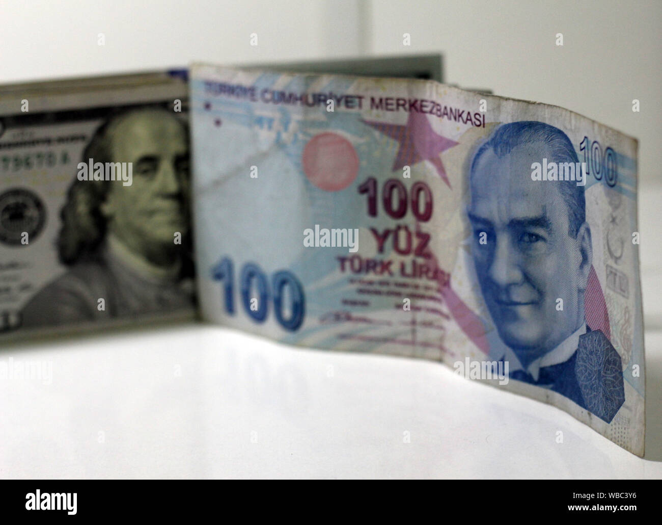 Turkish Lira banknots. 100 TL and 200 TL Stock Photo - Alamy