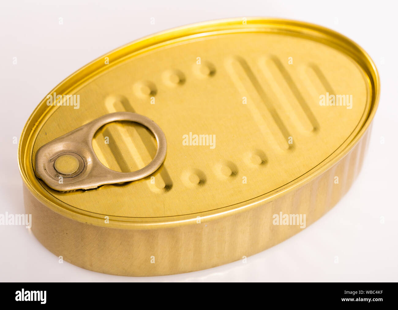 Unlabeled golden tin can on white background Stock Photo - Alamy