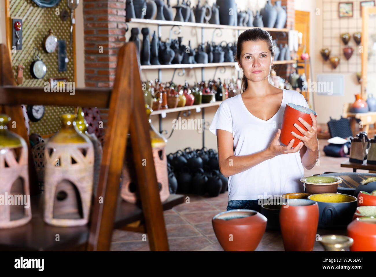 Woman in pottery warehouse hi-res stock photography and images - Alamy