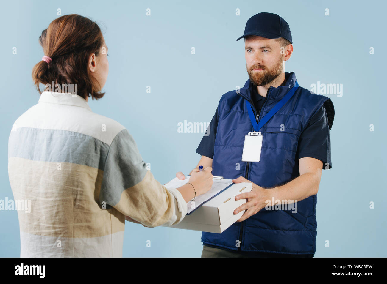 Signing paper hi-res stock photography and images - Alamy