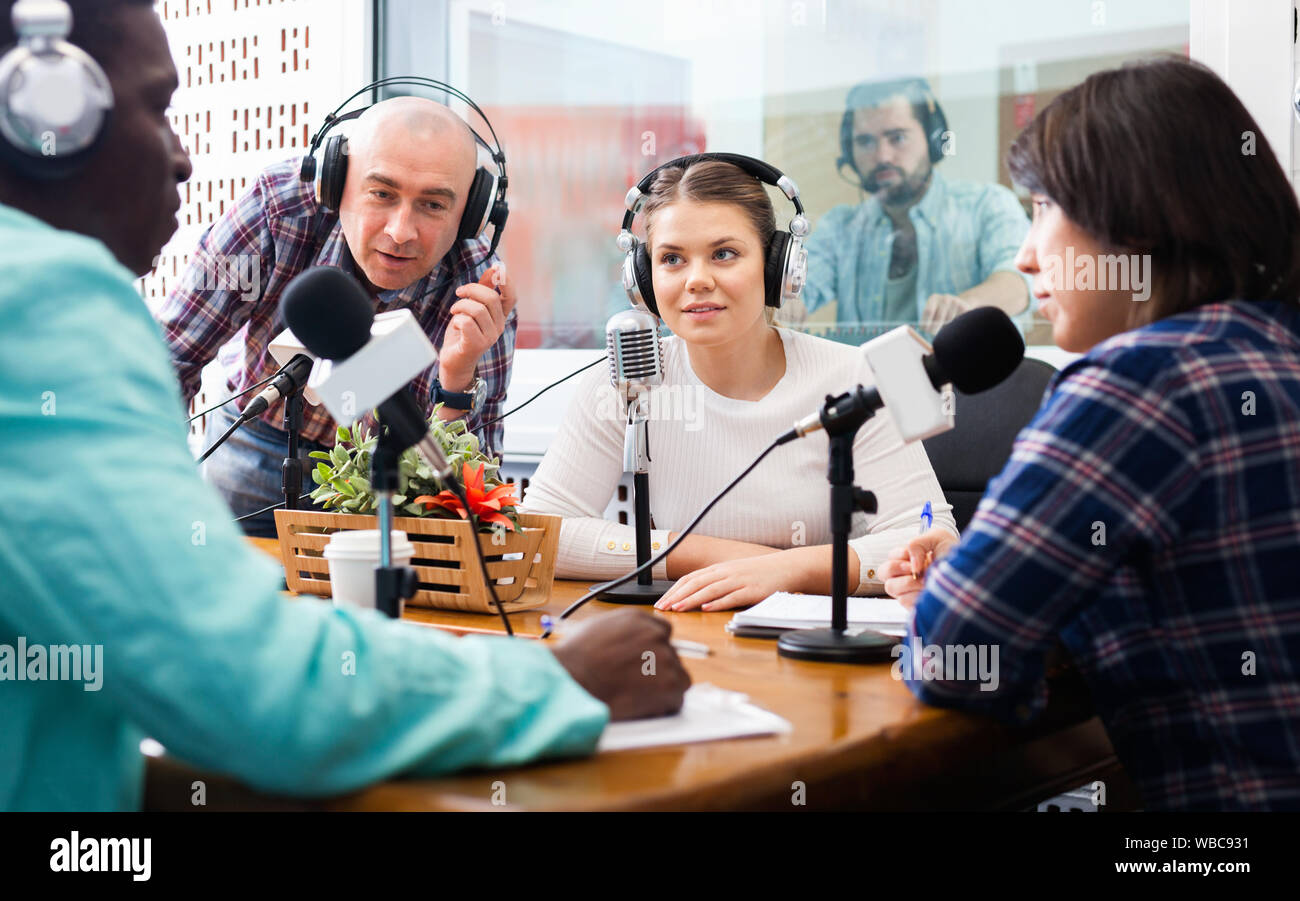 Radio presenters men hi-res stock photography and images - Alamy