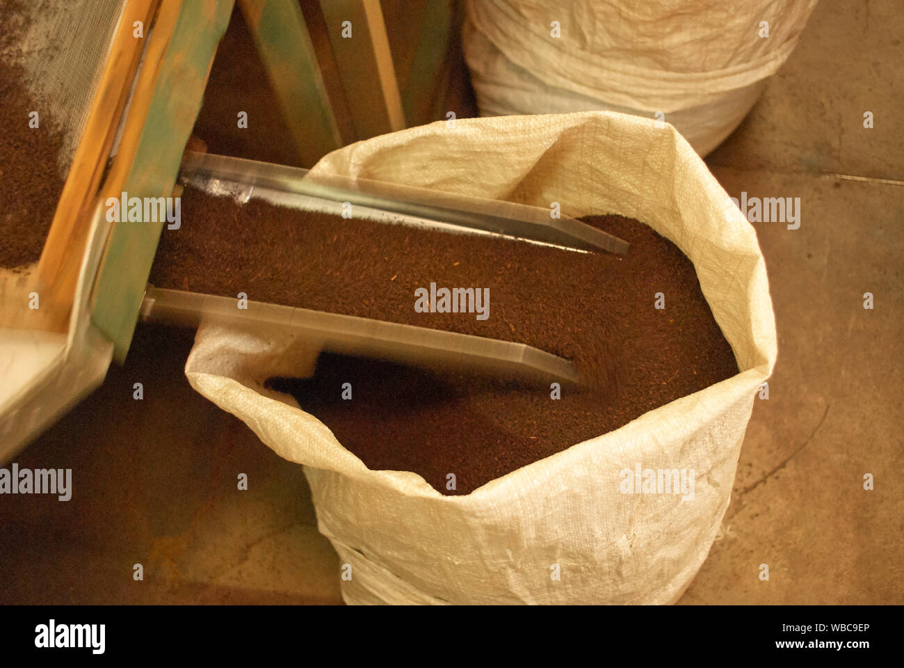 Packing tea hi-res stock photography and images - Alamy