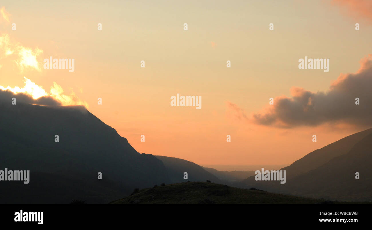 Beautiful colorful sunset in Snowdonia National Park Landscape with ...