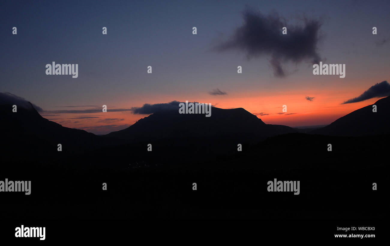Beautiful colorful sunset in Snowdonia National Park Landscape with ...