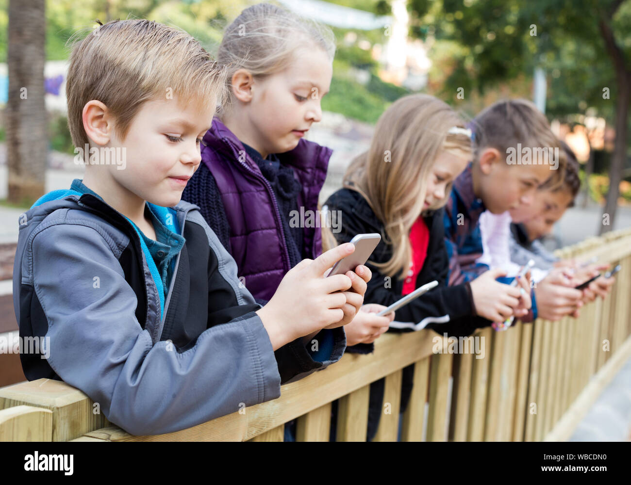 Children with tablets in school hi-res stock photography and images - Alamy