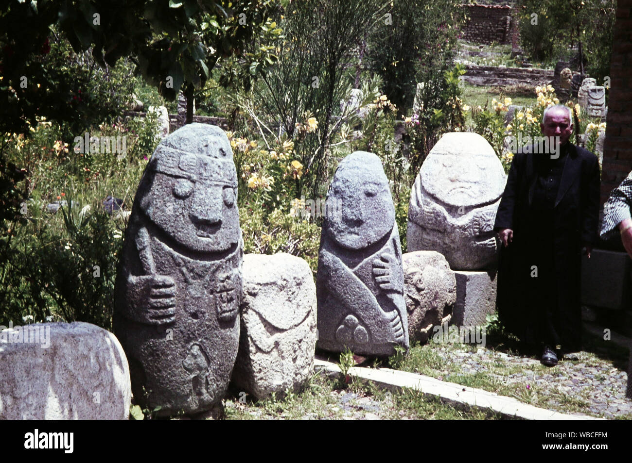 Antike Monolithen in der Stadt Huaraz, Peru 1960er Jahre. Ancient ...