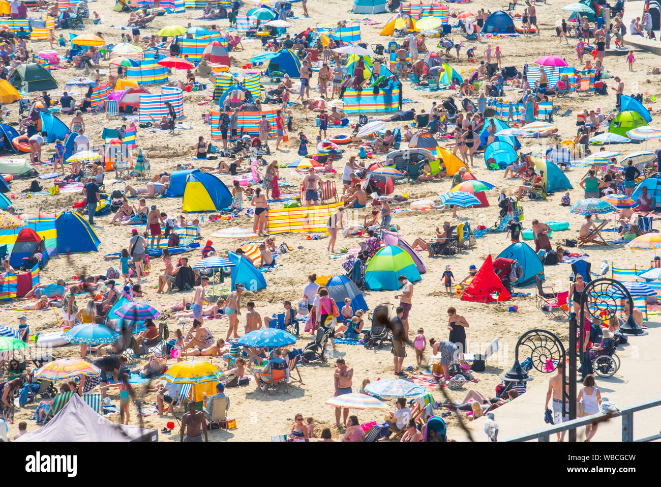Lyme Regis, Dorset, UK. 26th Aug, 2019. UK Weather: Crowds of ...