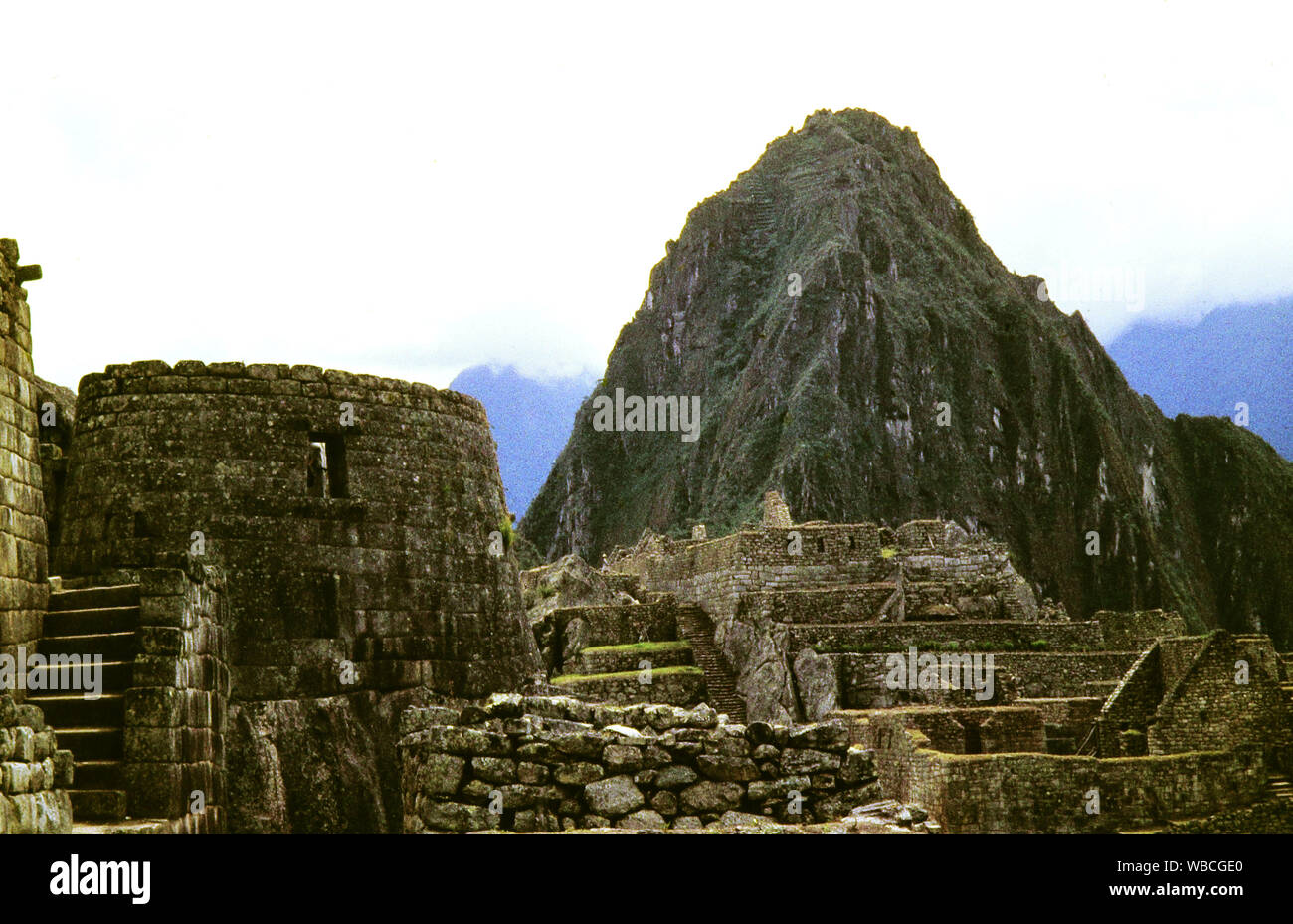 In der gut erhaltenen Ruinenstadt Machu Picchu in den Anden über dem ...