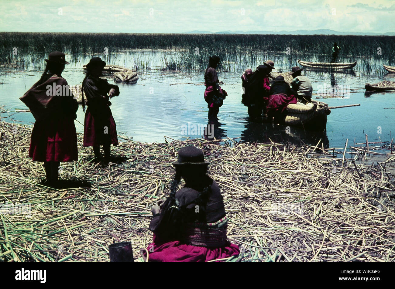 Einheimische am Titicacasee, Peru 1960er Jahre. Natives around Lake ...