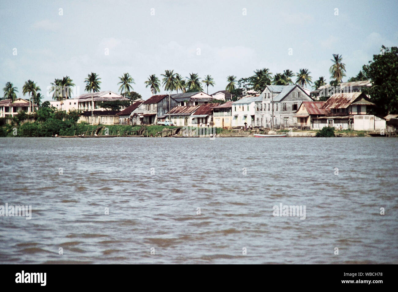 Blick nach Französisch-Guyana von Albina, Suriname 1960er Jahre. View ...