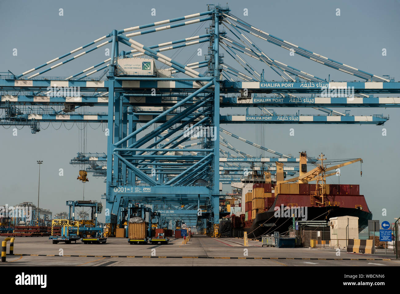 Shipping containers being loaded hi-res stock photography and images ...