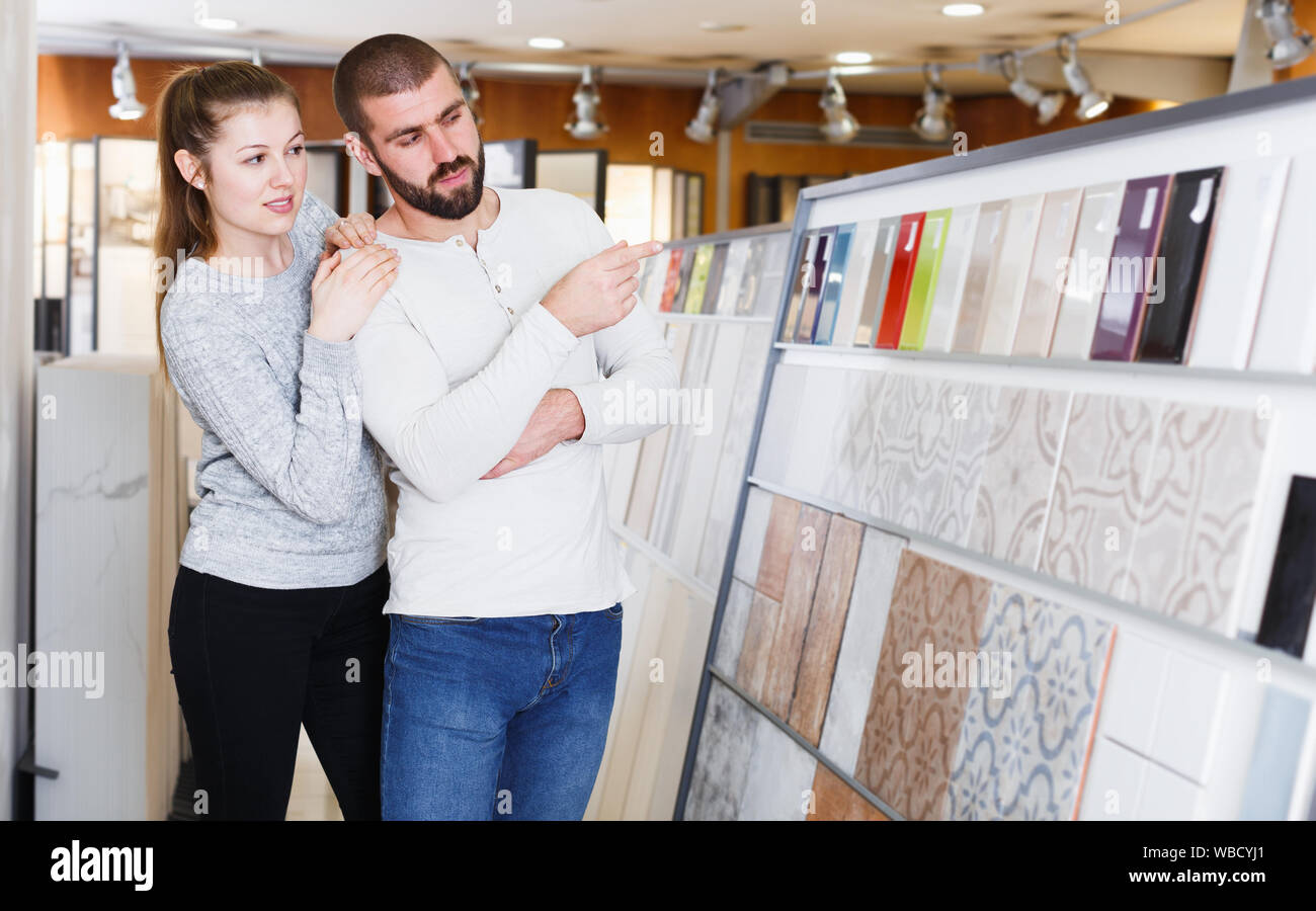 Family in ceramic tile shop hi-res stock photography and images - Alamy