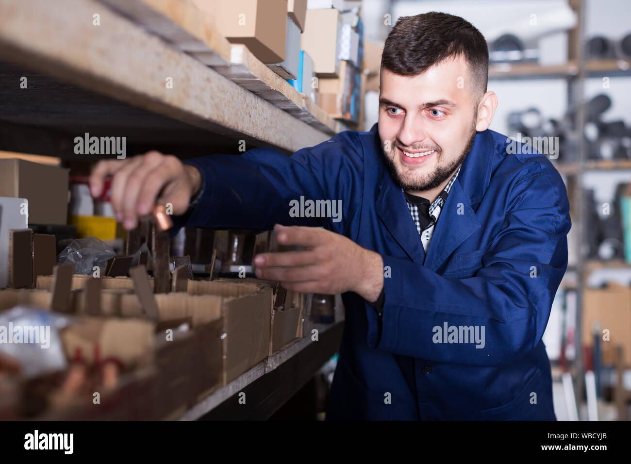 Man sorting tools hi-res stock photography and images - Alamy