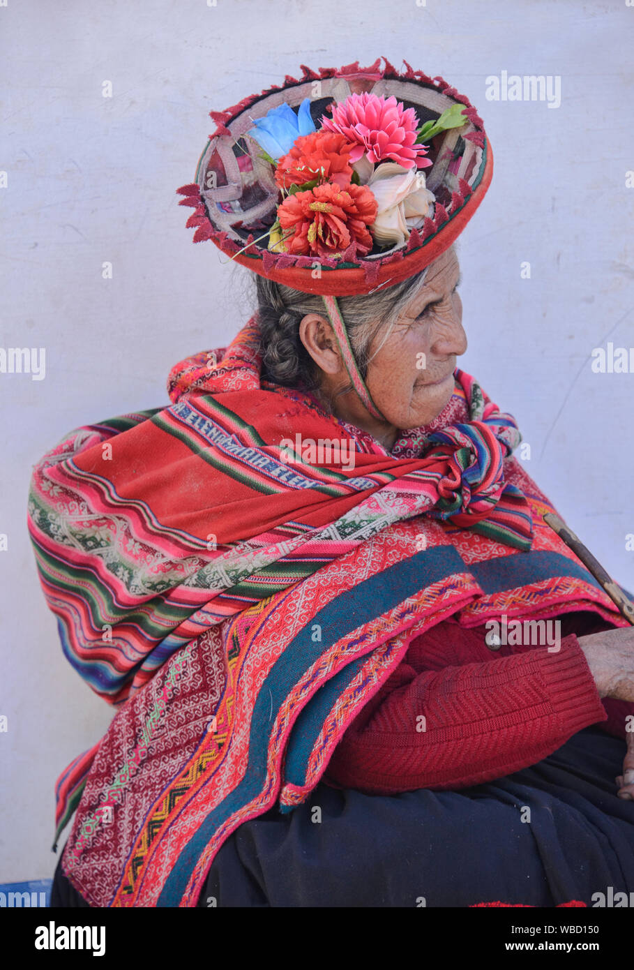 Traditional Quechua woman at the market in Urubamba, Sacred Valley ...