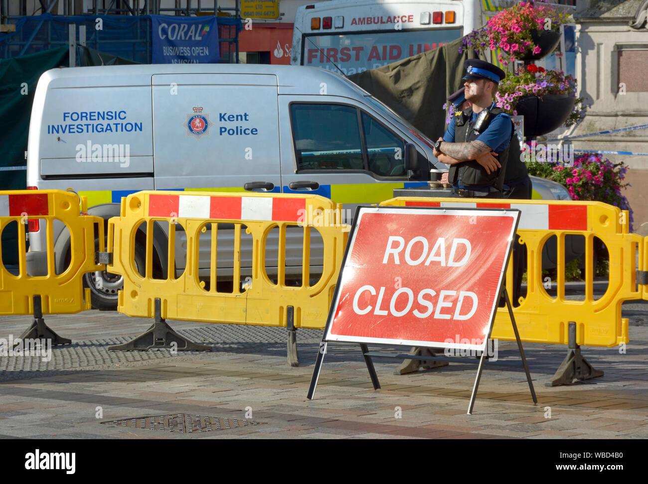 Sunday closed sign hi-res stock photography and images - Alamy