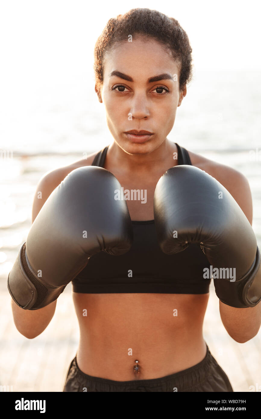 Portrait of fitness pretty woman wearing sportive clothes training in ...