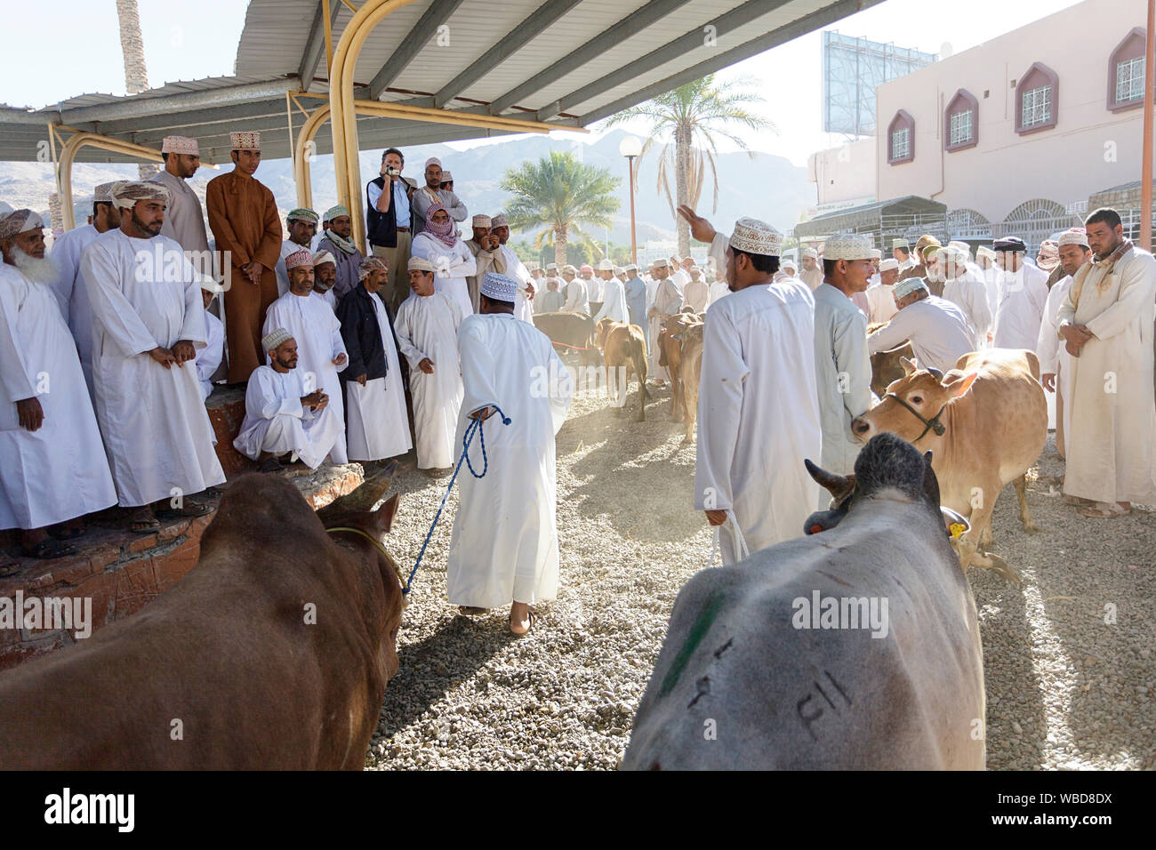 Omani men in traditional clothing hi-res stock photography and images ...
