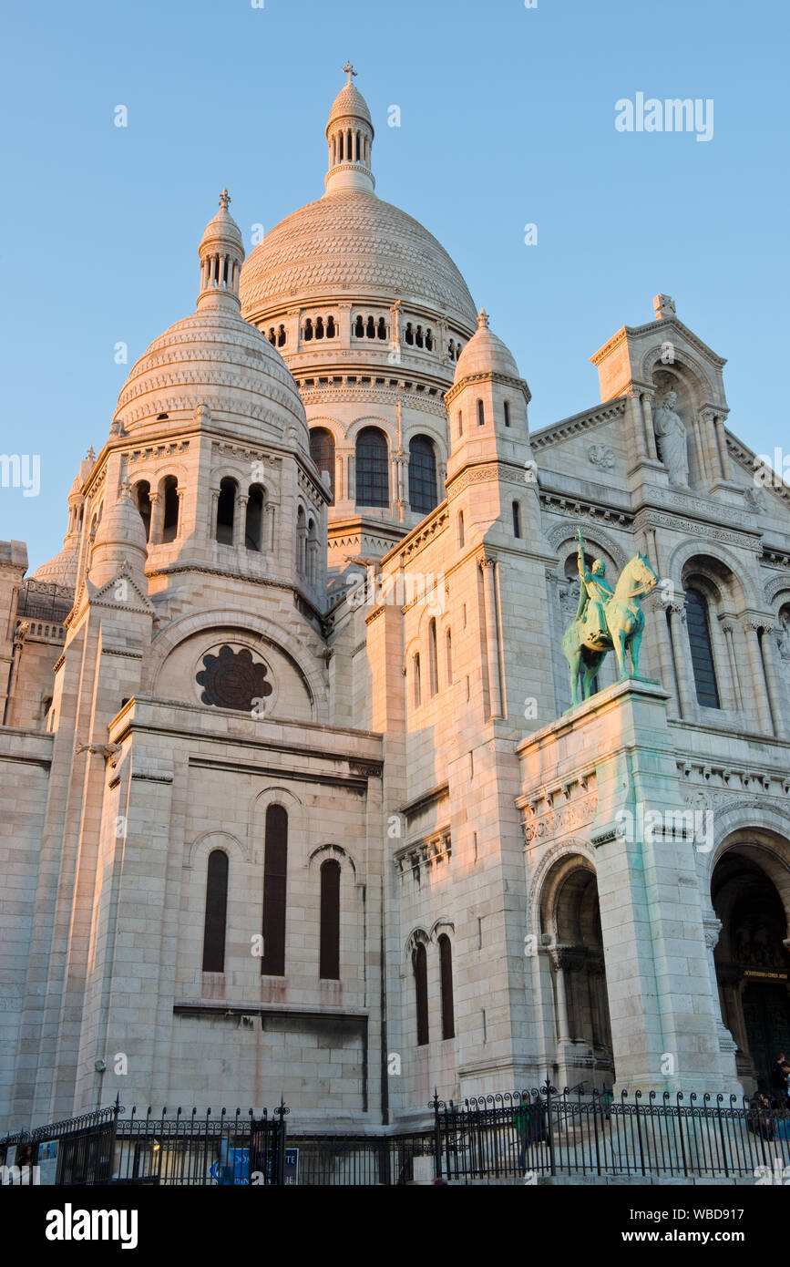 Sunset on the Sacre-Coeur (Sacred Heart of Christ) Roman Catholic ...