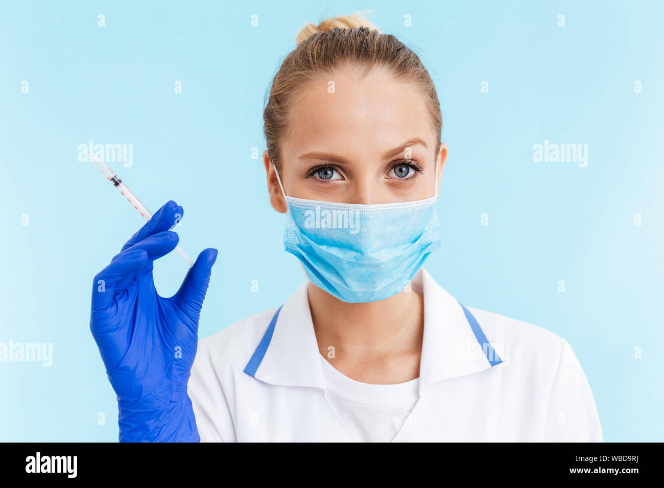Blonde nurse holding syringe hi-res stock photography and images - Alamy Blonde nurse holding syringe hi-res stock photography and images - Alamy