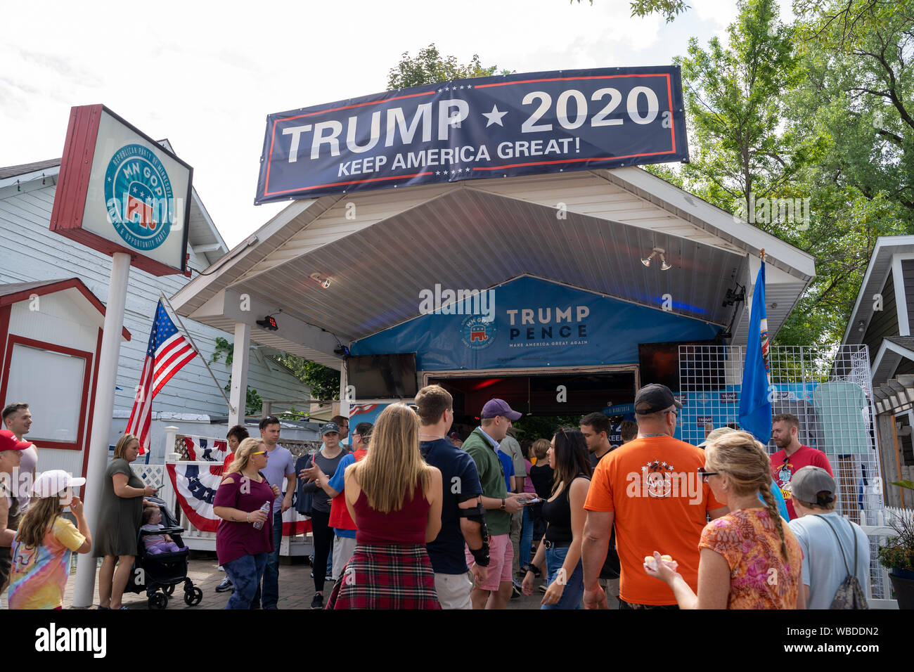 Carnival vendor midway hi-res stock photography and images - Alamy