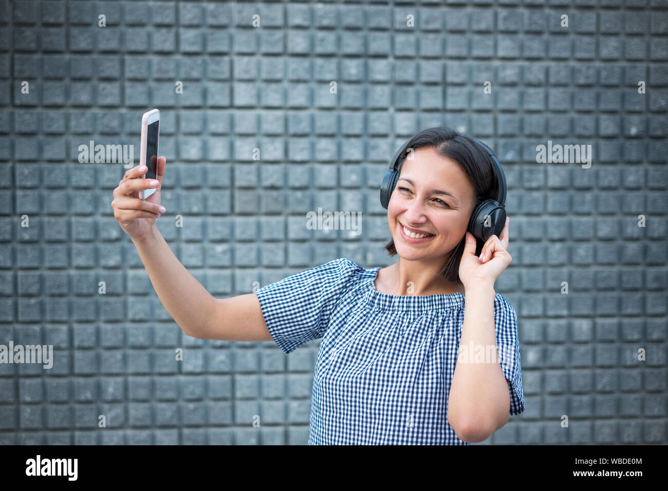 Girl using spotify hi-res stock photography and images - Alamy