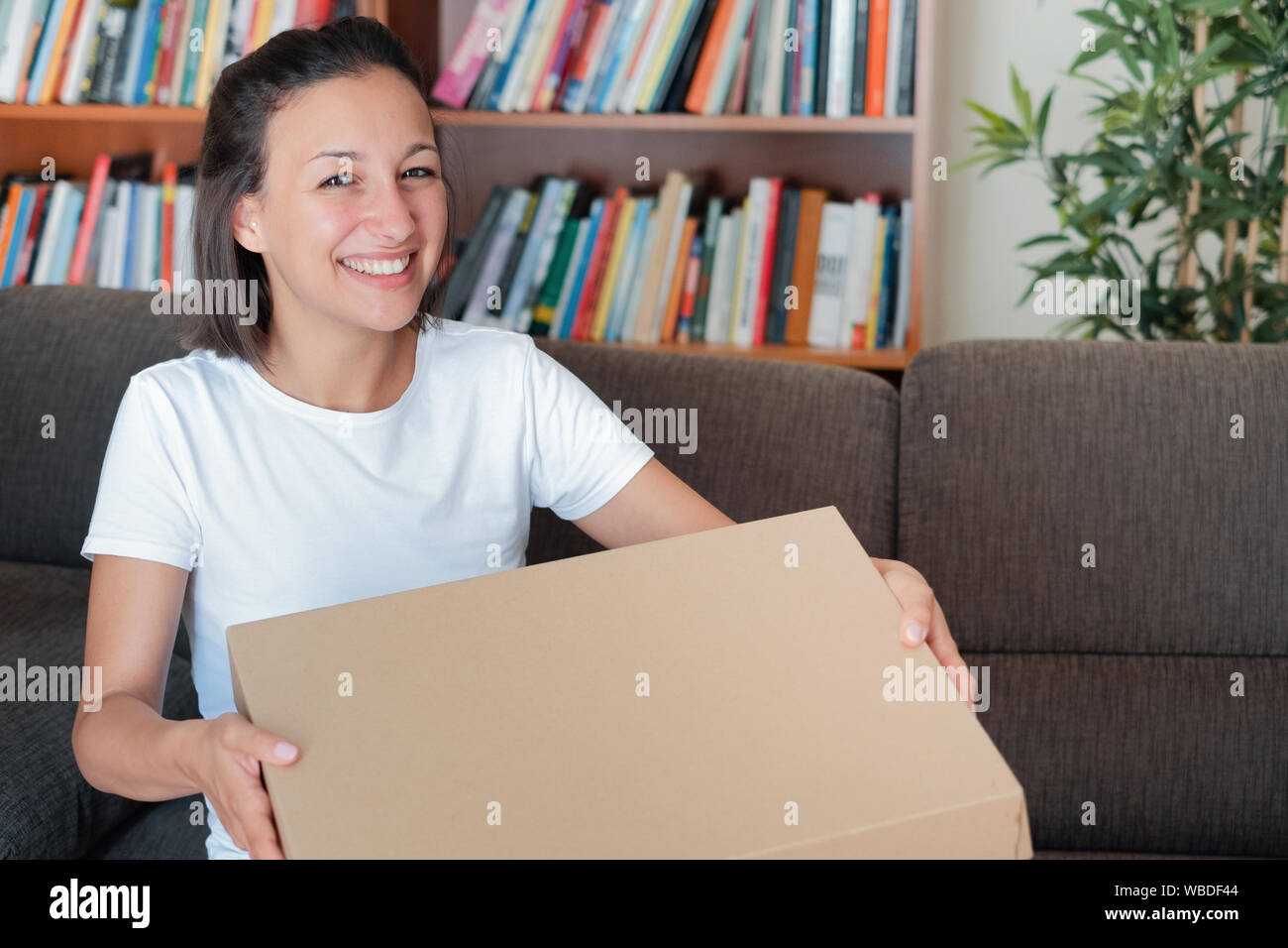 Present shipping house hi-res stock photography and images - Alamy