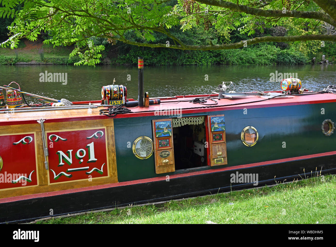 Traditional narrow boat painting hi-res stock photography and images ...