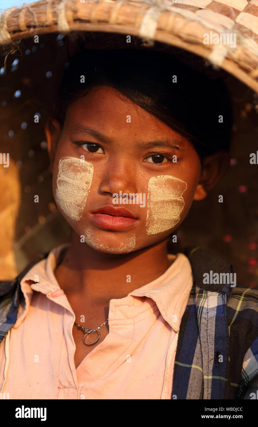 Beautiful young burmese woman hi-res stock photography and images - Alamy