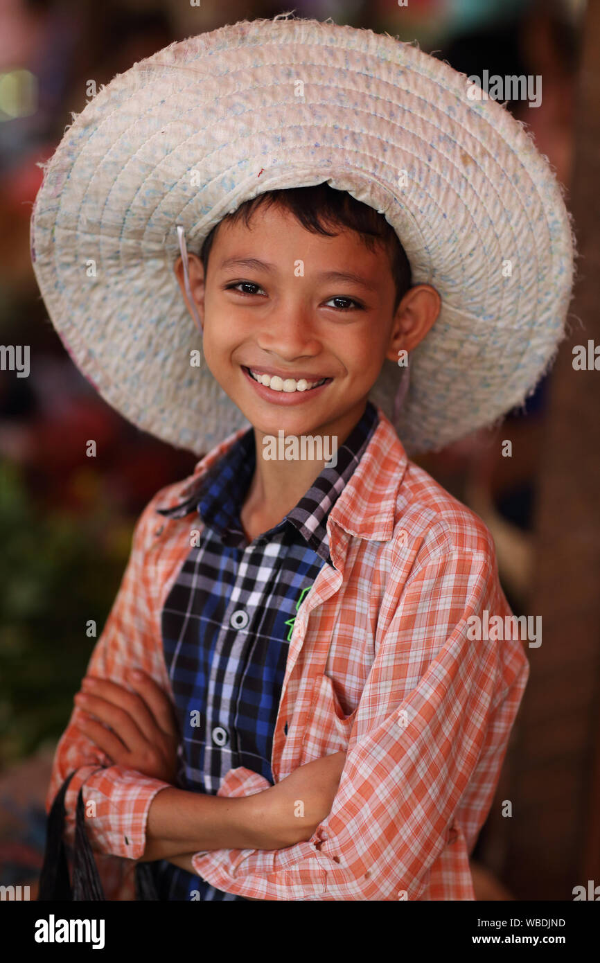 Young beautiful Burmese woman with Thanaka in Mandalay, Myanmar Stock ...