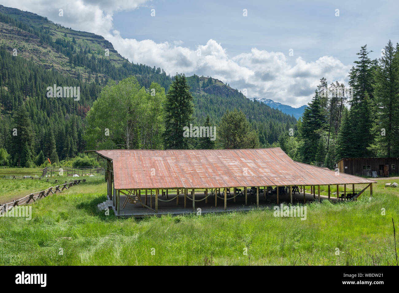 Open sided barn hi-res stock photography and images - Alamy