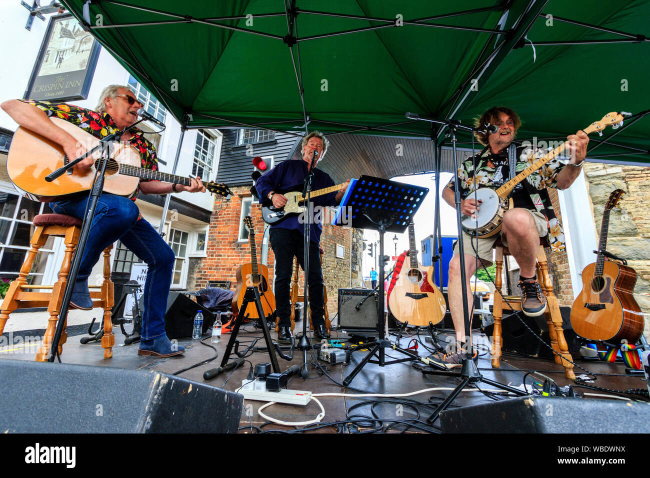 Guitar set stage hi-res stock photography and images - Alamy