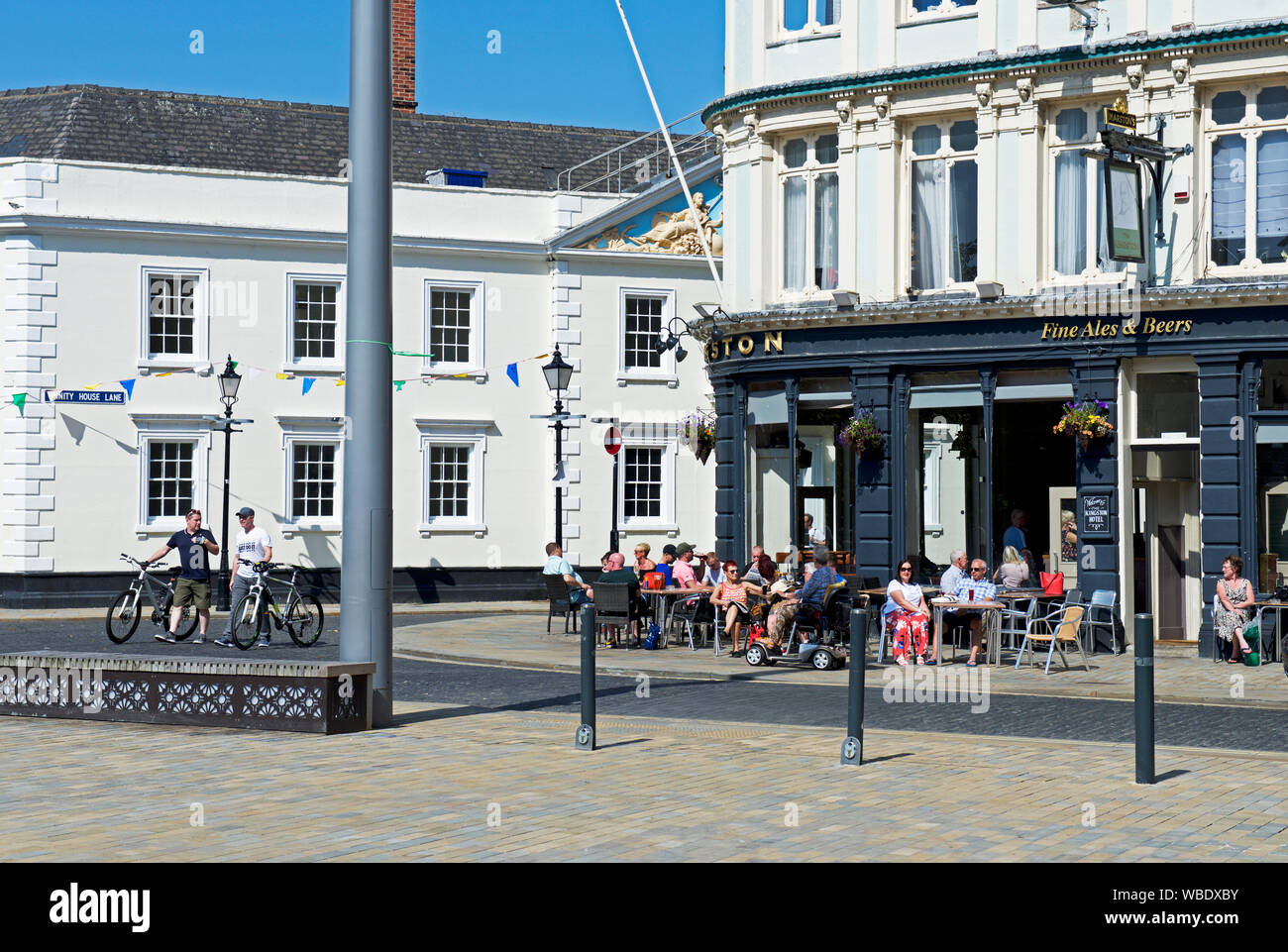 Al fresco drinking outside the Kingston pub in Trinity Square, Hull ...