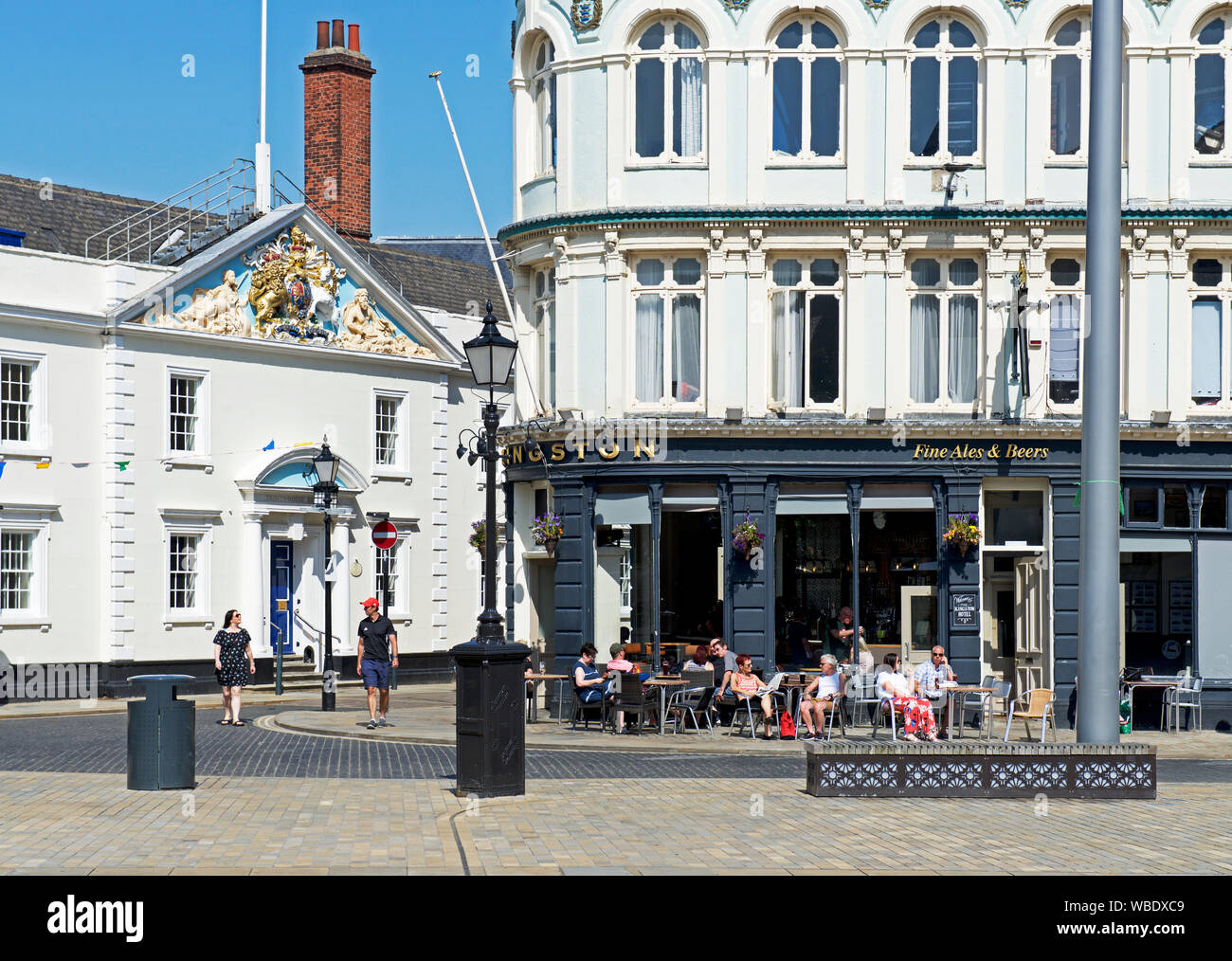 Al fresco drinking outside the Kingston pub in Trinity Square, Hull ...