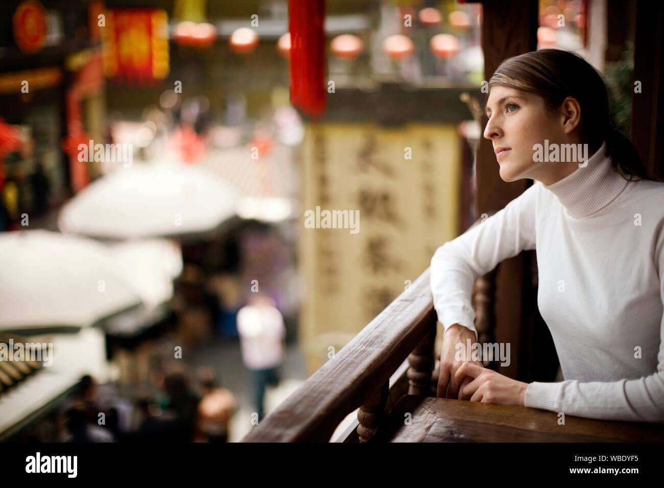 Young woman table caucasian hi-res stock photography and images - Alamy